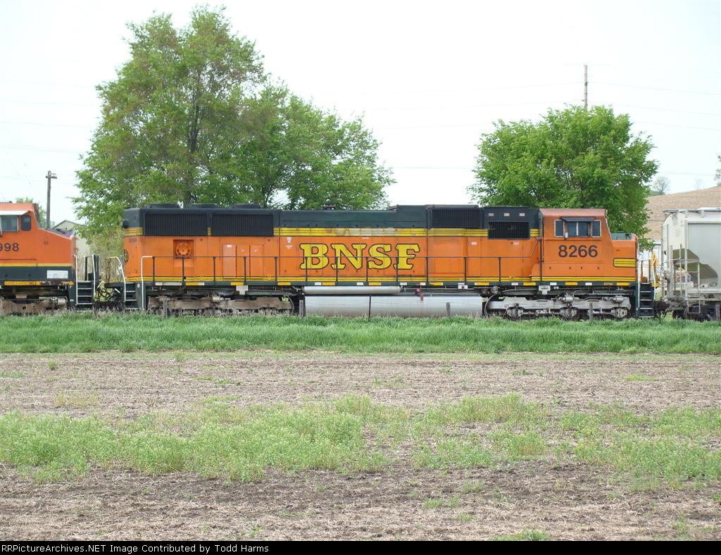 BNSF 8266
